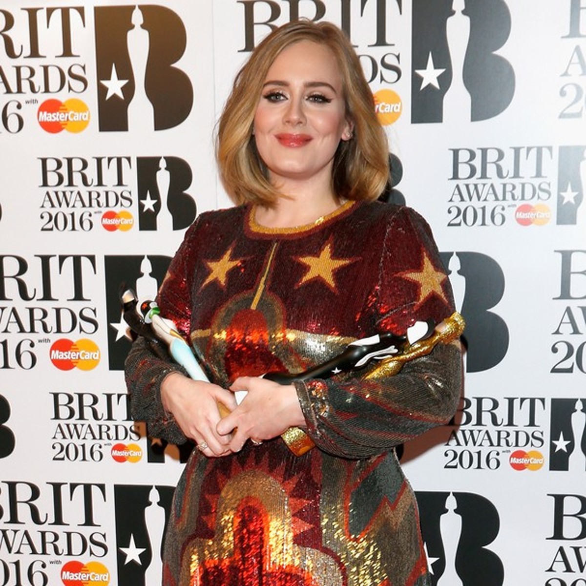 Adele preste homenagem ao casal Brangelina em show nos EUA