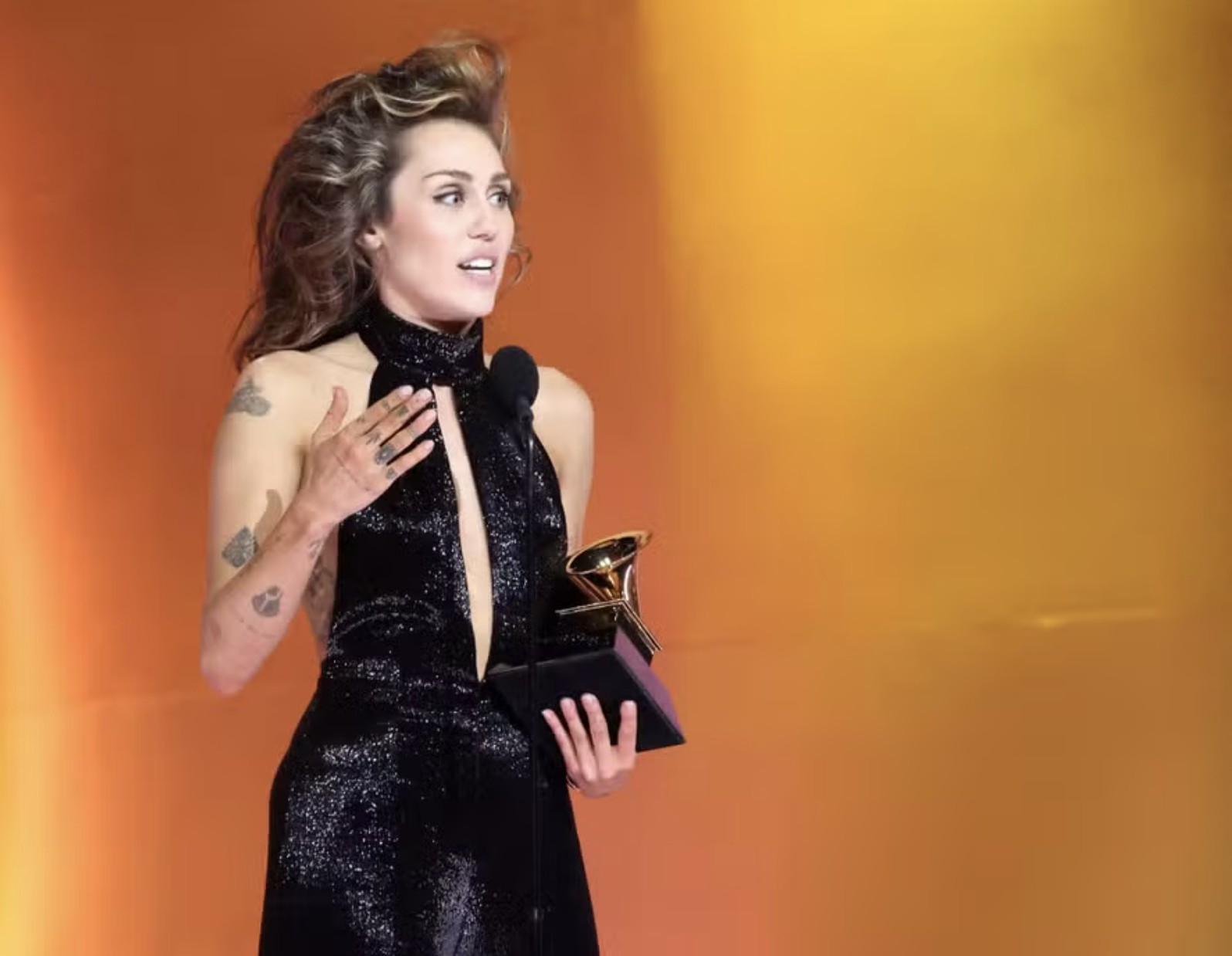 Miley Cyrus se torna artista mais jovem a ser intitulada 'lenda' da Disney