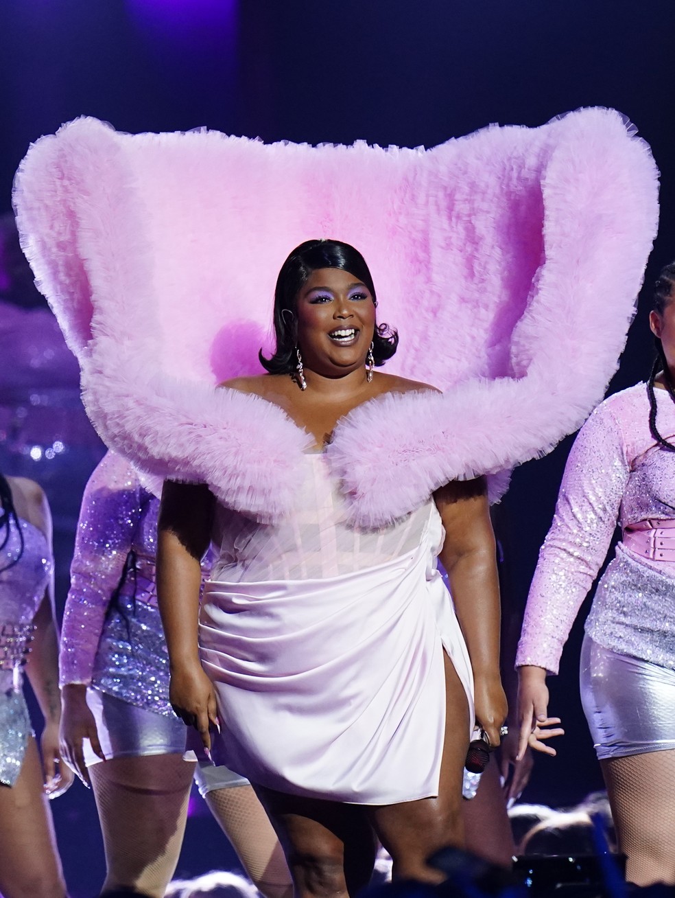 Lizzo agita noite de premiação em Londres com look escultural monocromático