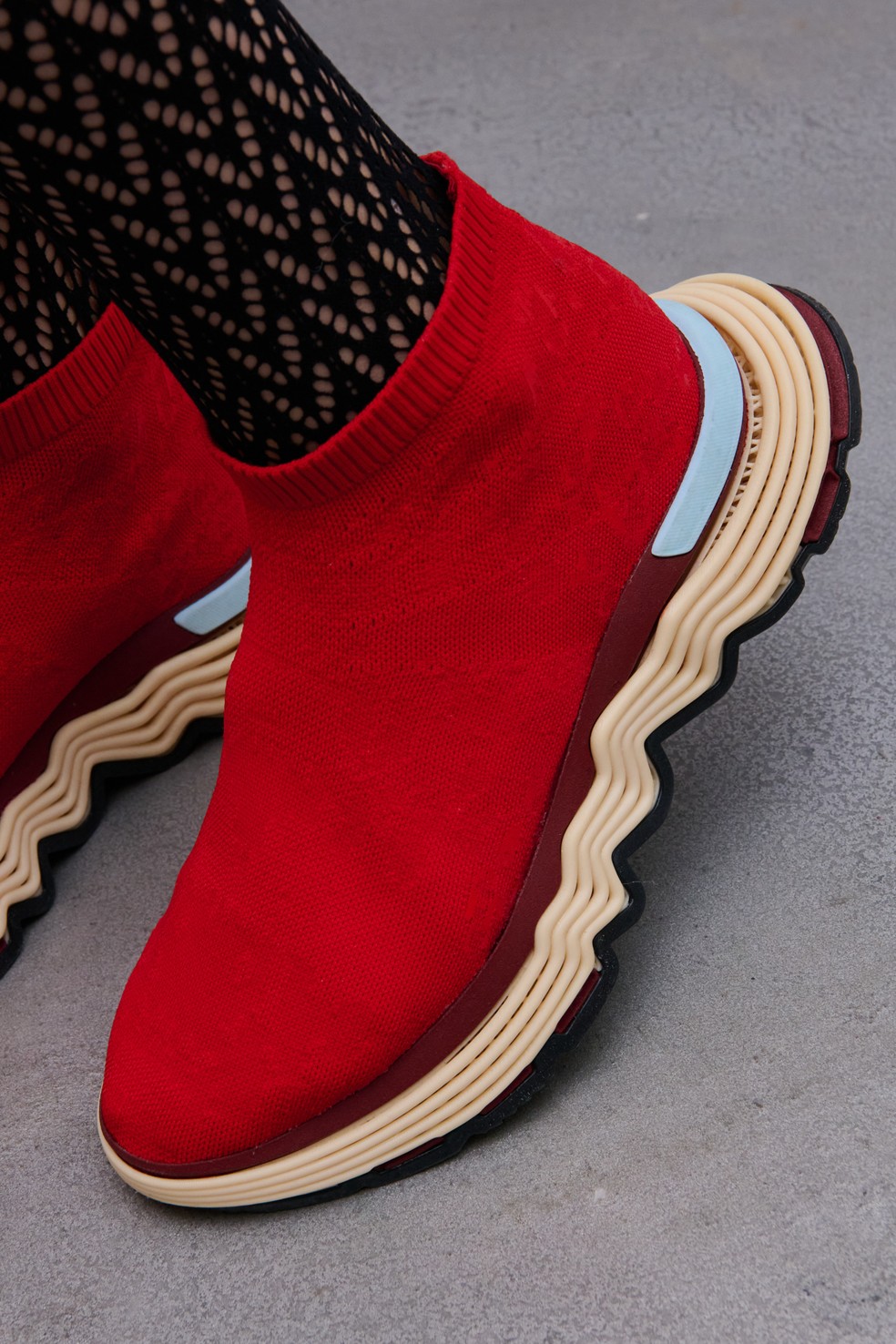 Sapatos com solas tratoradas: o contraste que deixa qualquer look cool