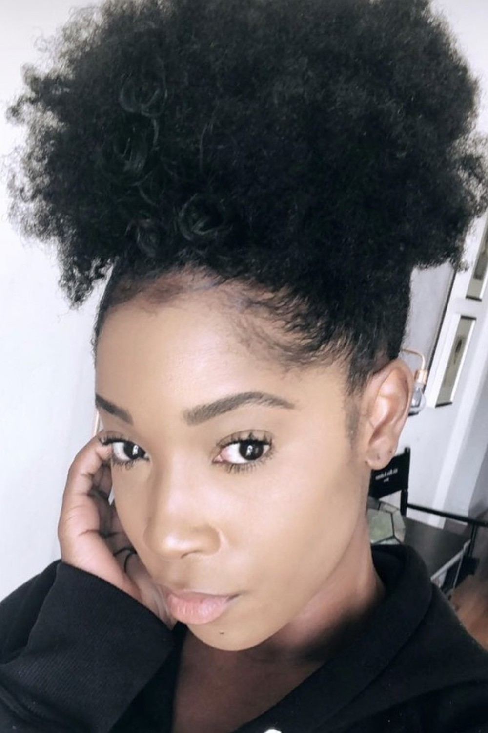 Cabelo afro: 9 penteados e truques para bombar ainda mais o visual