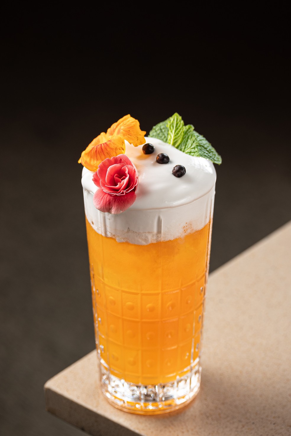 É Primavera! Um roteiro de drinks com flores para apreciar a estação