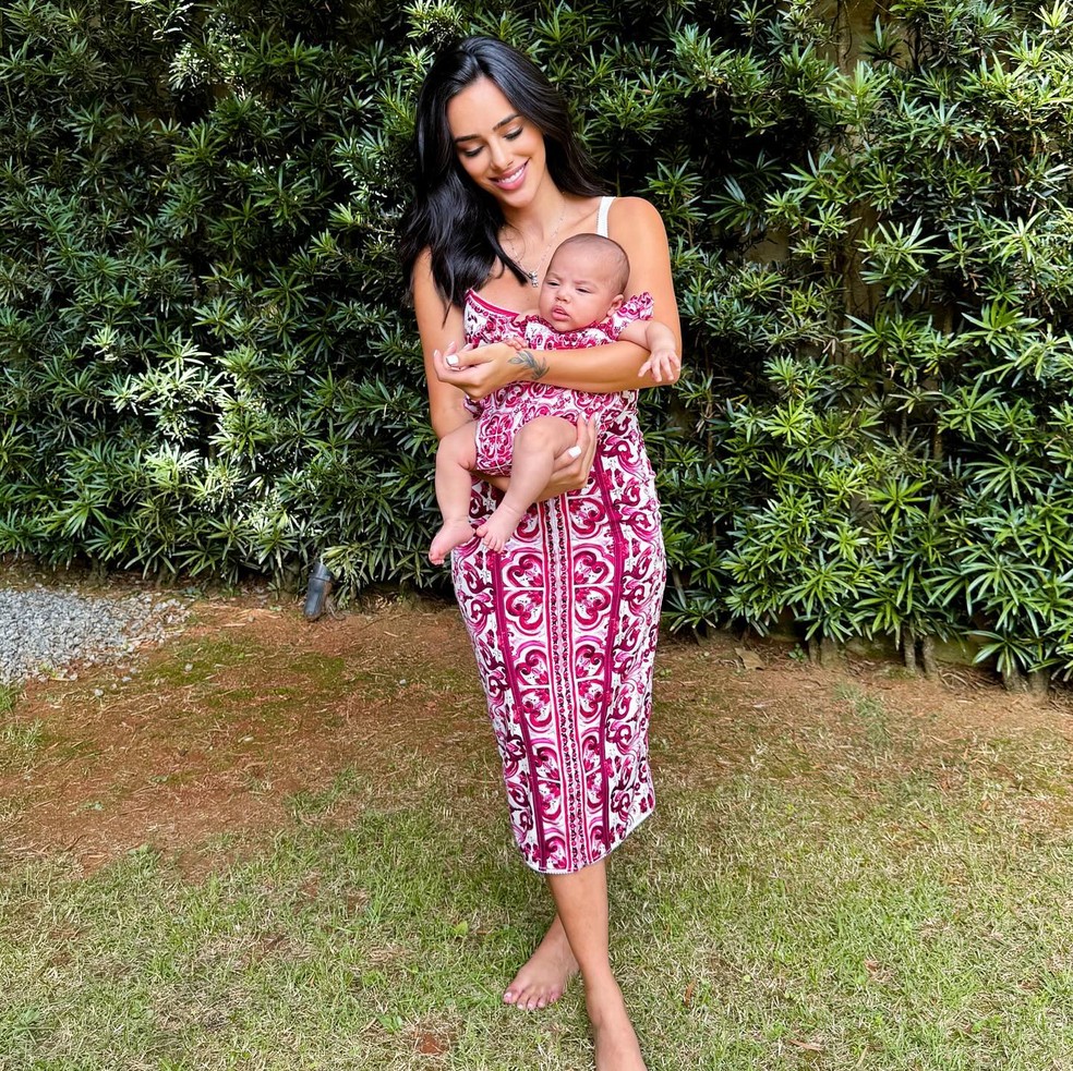 Bruna Biancardi coordena look estampado com a pequena Mavie