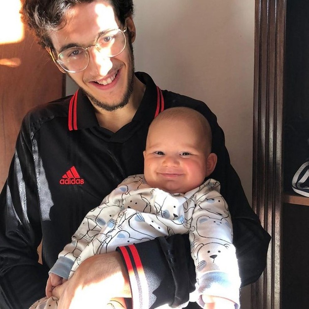 Tom Veloso encanta seguidores com foto do filho