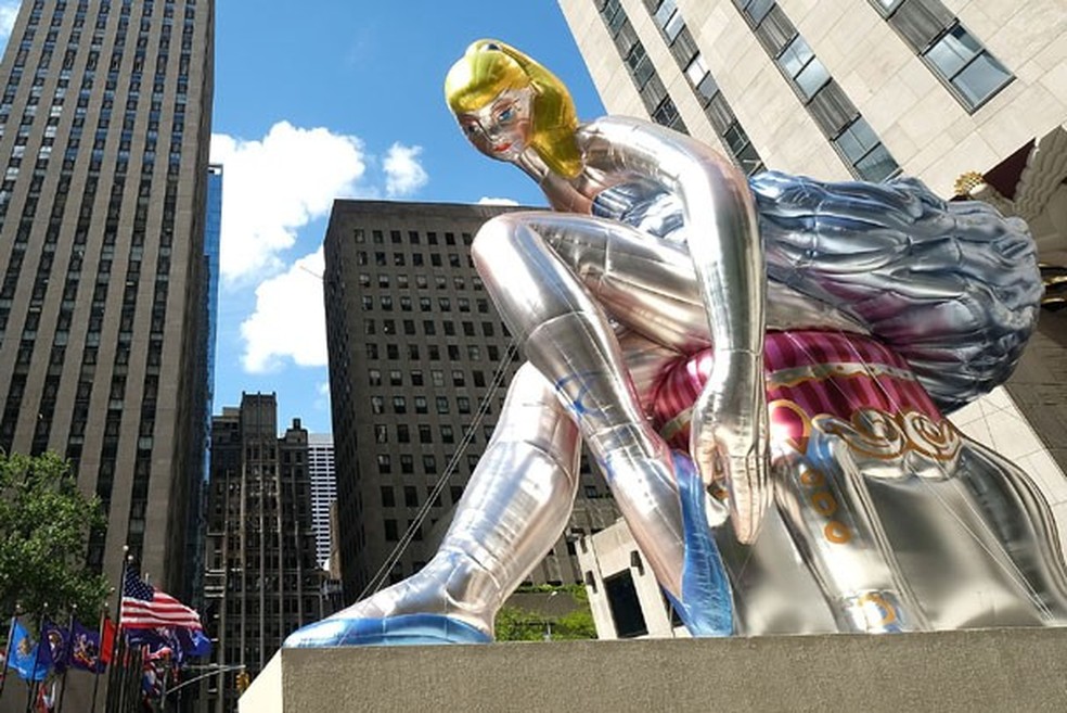 Jeff Koons expõe escultura inflável de bailarina gigante em Nova York