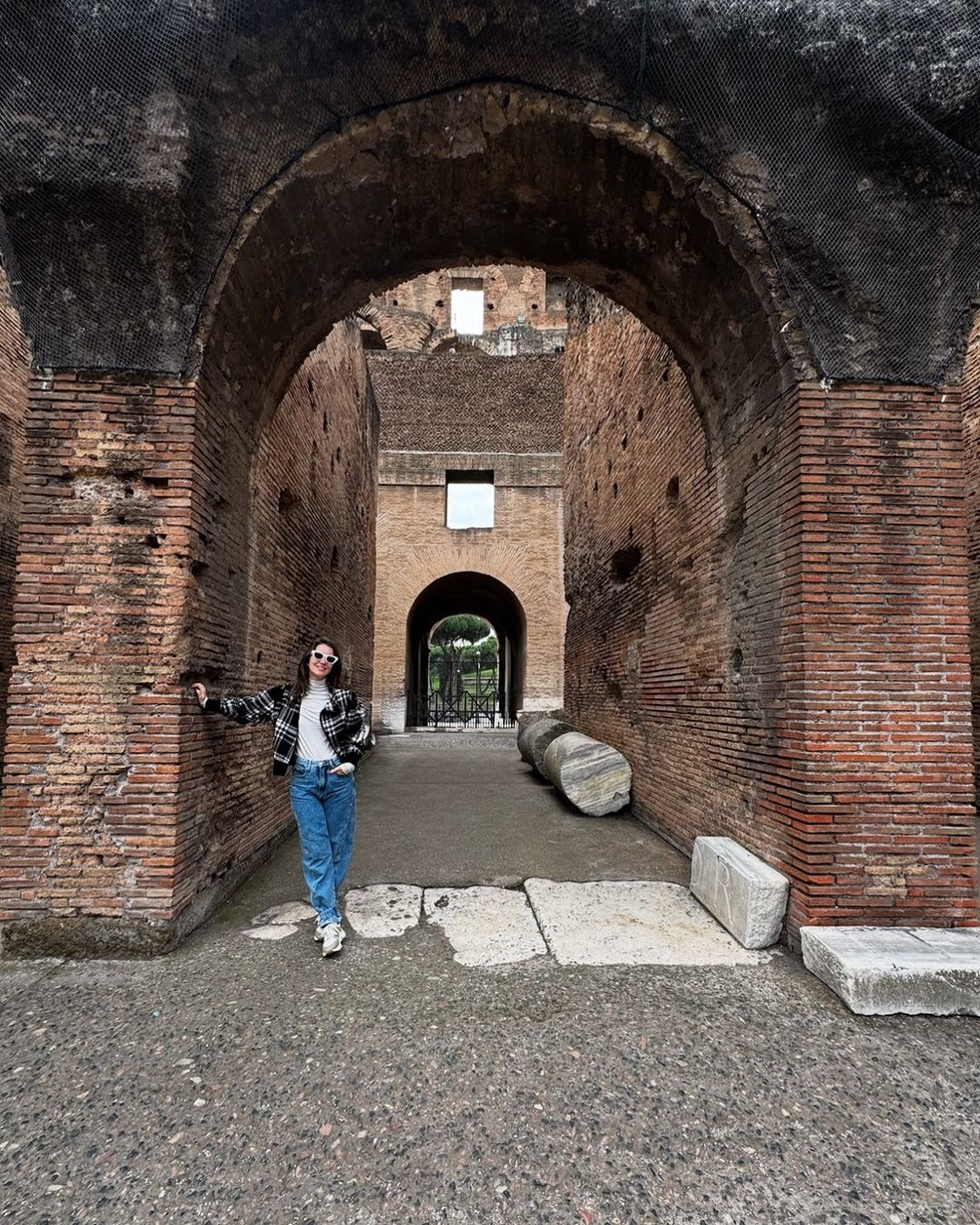 Nathalia Dill mostra visita ao Coliseu durante viagem à Roma