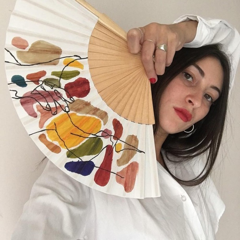 O leque virou o melhor amigo das fashionistas! Saiba como usar