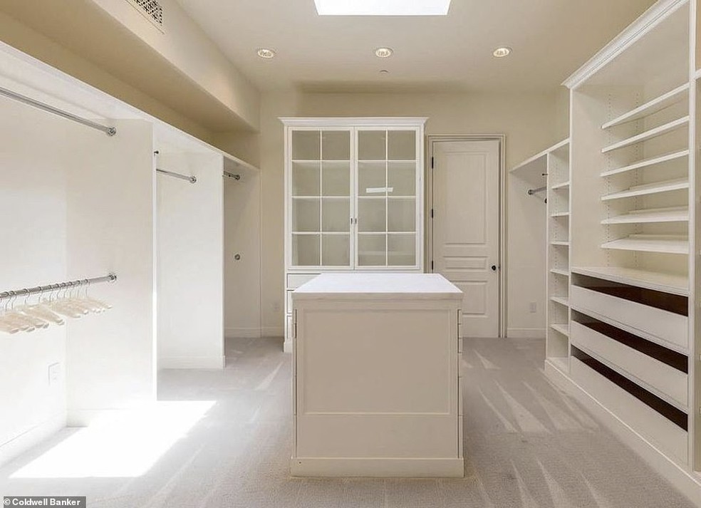 De mudança? Hailey Bieber visita antiga mansão de Madonna, que está à ...