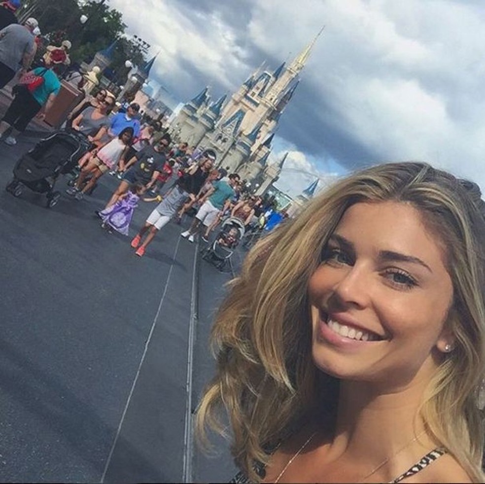 Grazi posa e faz selfies de férias com a filha na Disney