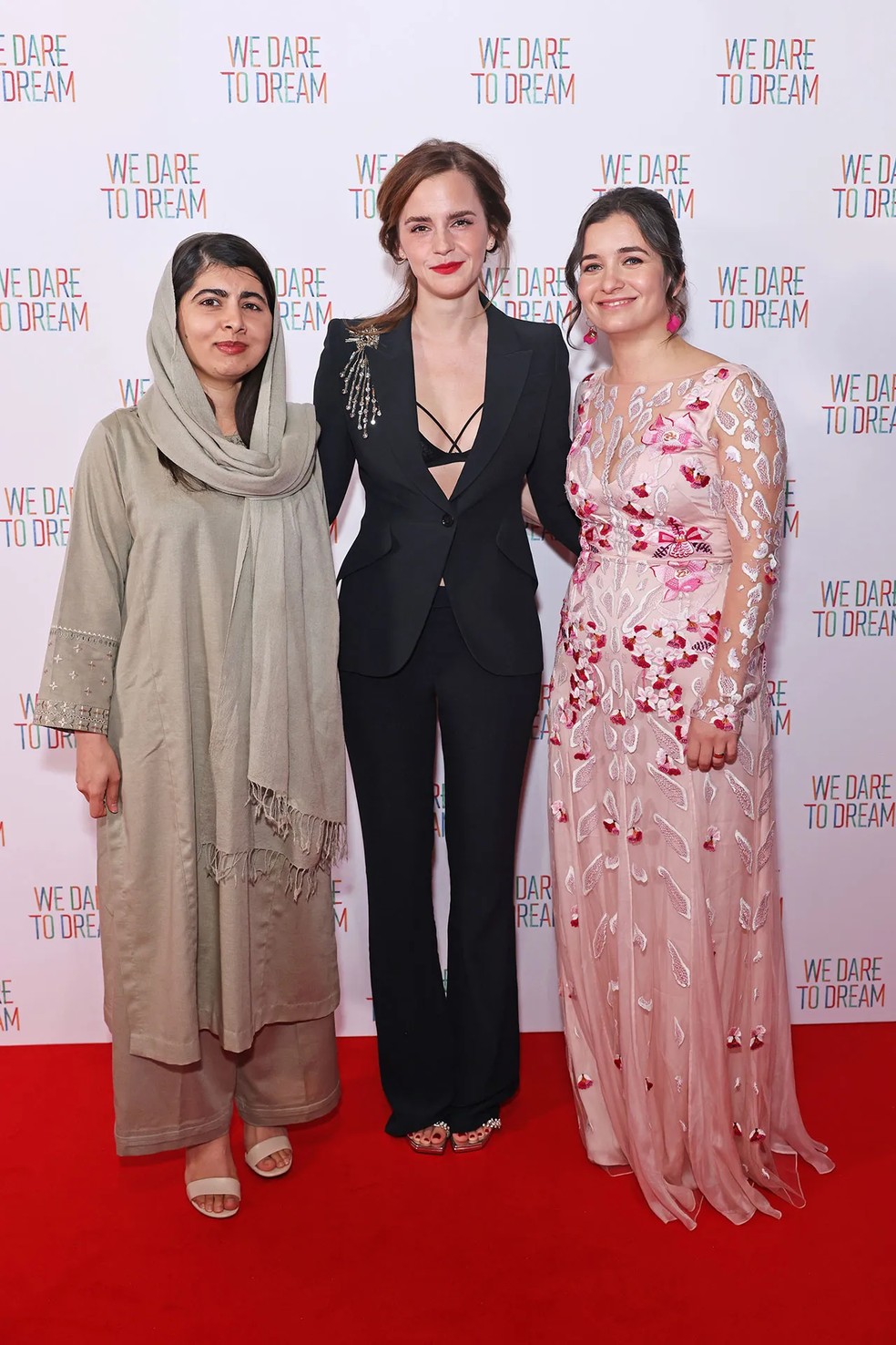 Emma Watson aposta no look com sutiã em evidência para seu grande ...