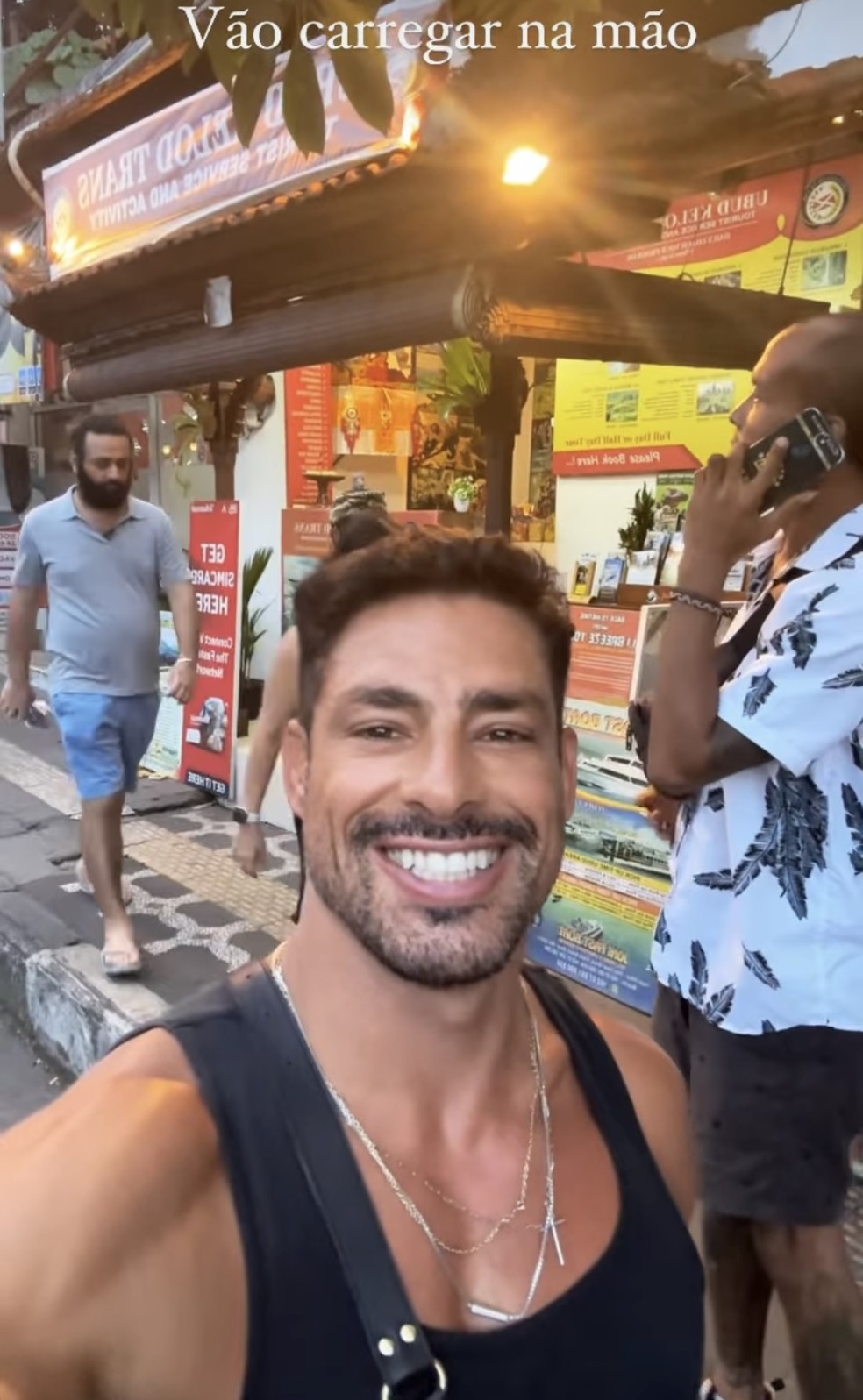 Cauã Reymond se joga no 'fish spa' na Indonésia: 'É meio estranho, mas ...