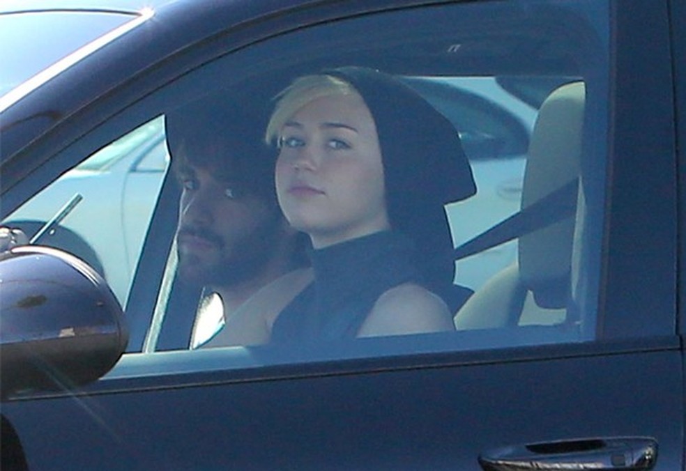 Miley Cyrus aparece com novo carrão na companhia de amigo