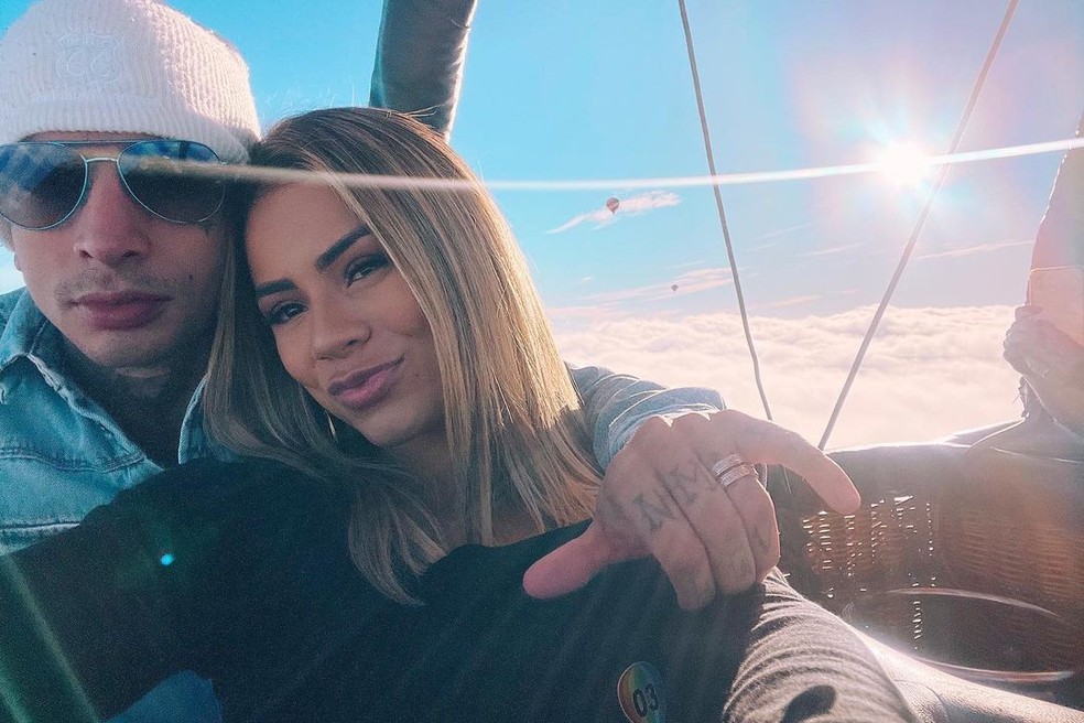 Lexa curte romance com Mc Guimê durante passeio de balão