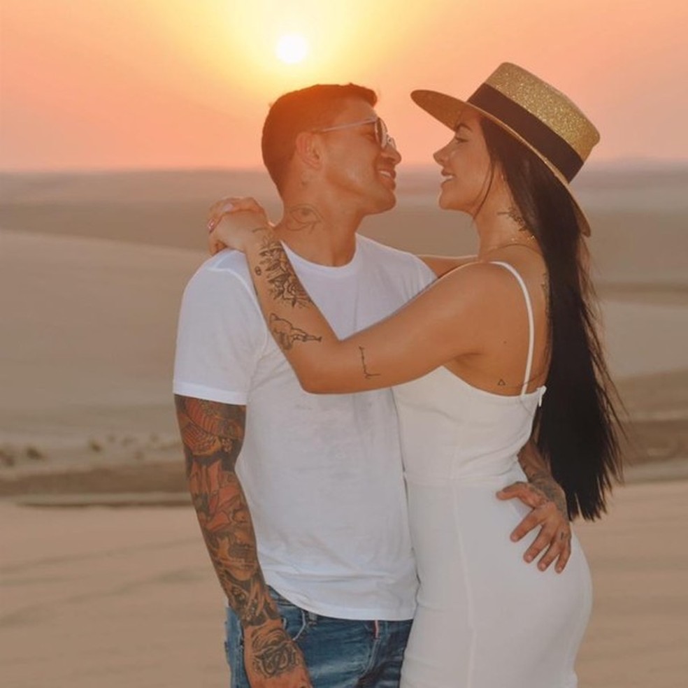 Em Doha, Dudu posa com nova namorada e se declara