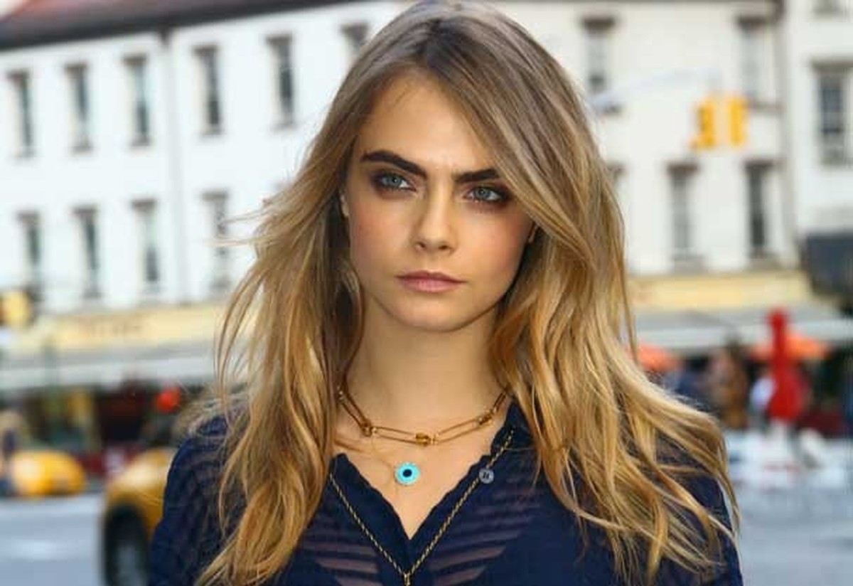 Cara Delevingne deixa 'marcas de amor' em Jack O'Connell