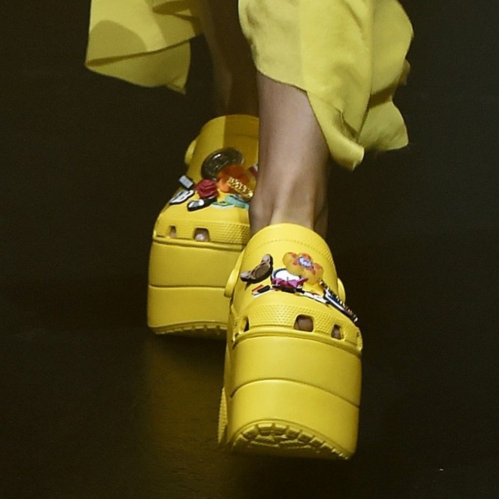 Acha que já viu tudo na vida? Então prepare-se para as Crocs de plataforma