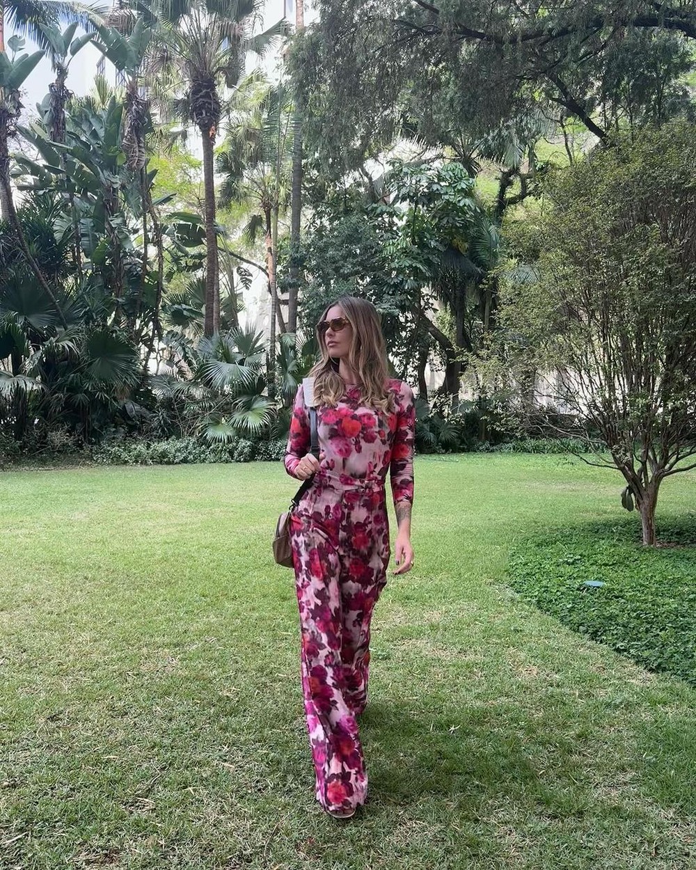 Fernanda Lima aposta em look floral para prestigiar filhos no SPFW