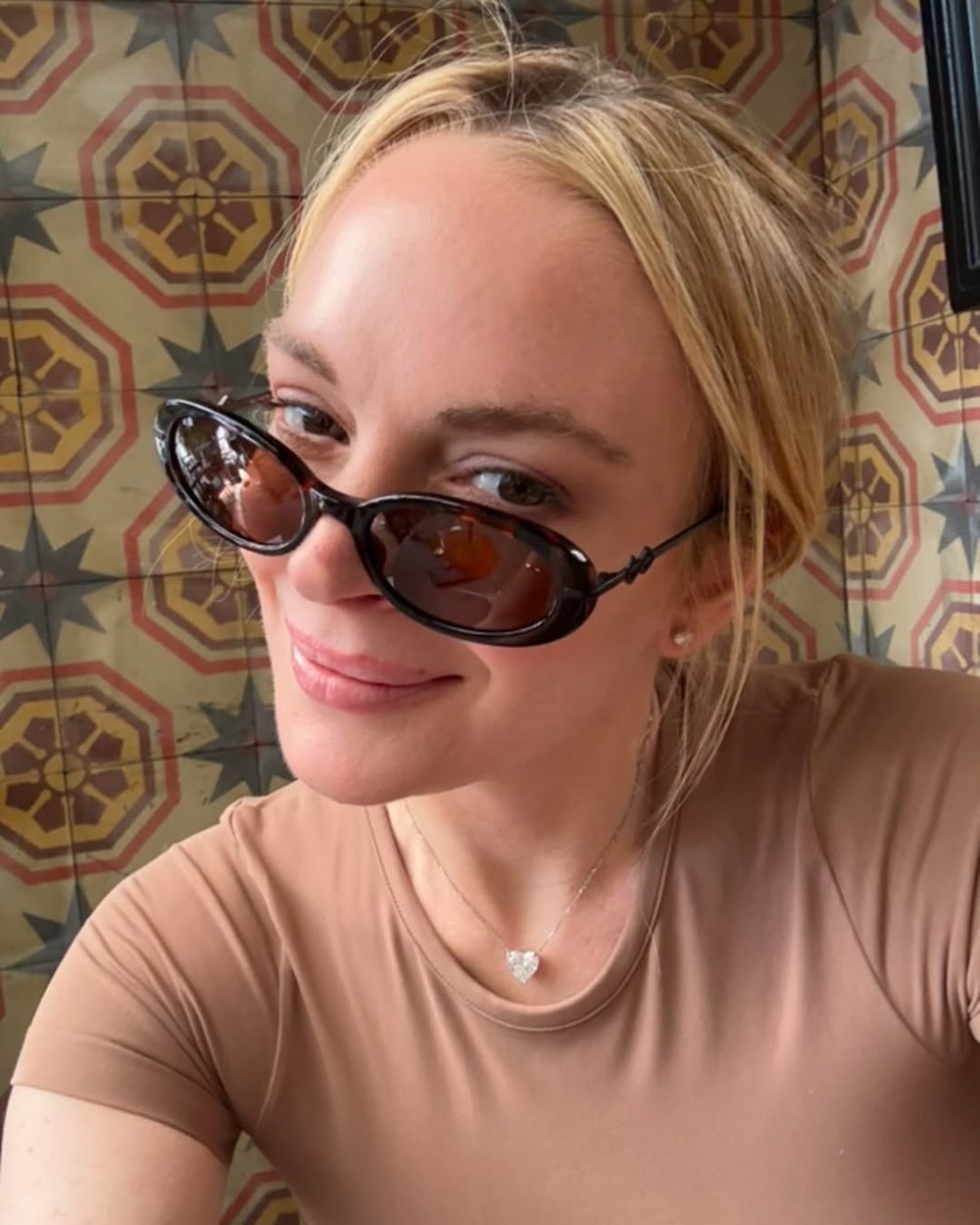 Lindsay Lohan posa sem maquiagem e impressiona fãs