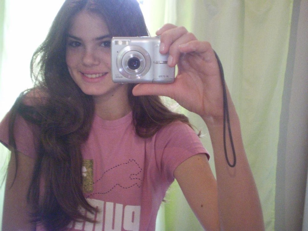 Camila Queiroz abre álbum de 15 anos e fãs surtam com os looks