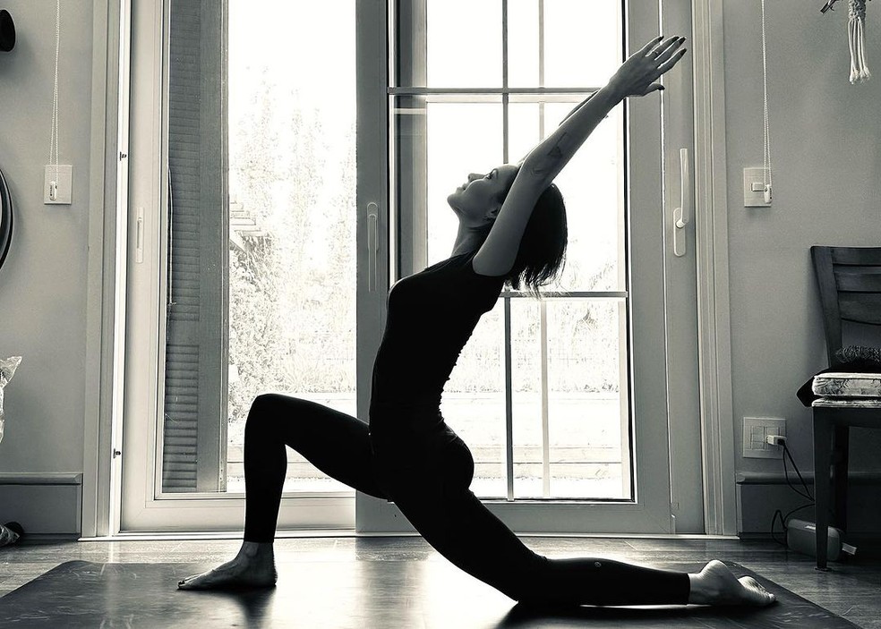 Sandy impressiona com cliques na yoga