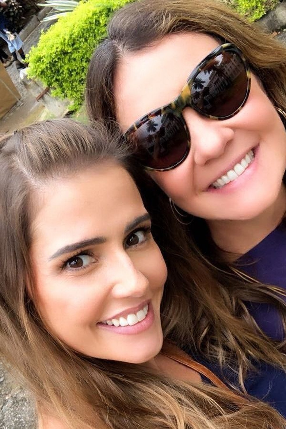 Deborah Secco posta foto com Adriana Esteves nos bastidores de novela