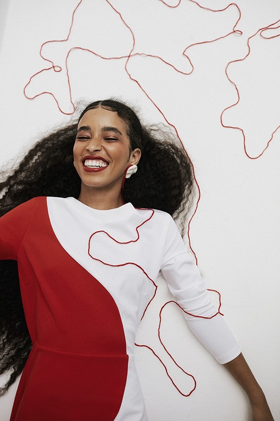 Boca vermelha é destaque em cliques estrelados por Amanda Mendes do ...