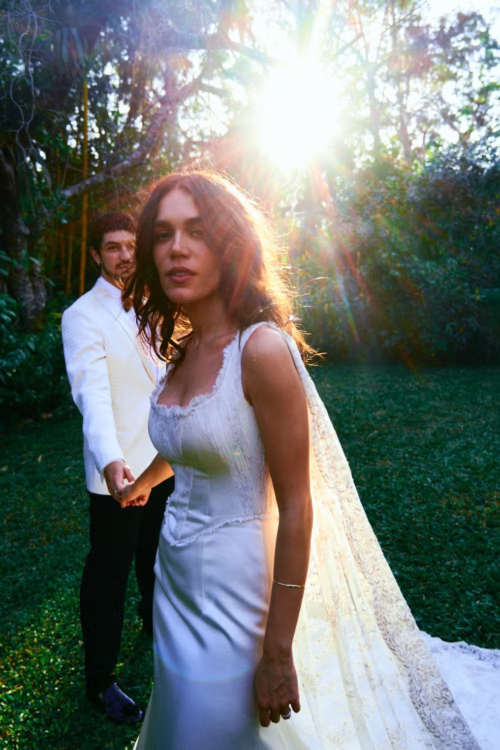 Carla Salle e Gabriel Leone celebram casamento em cerimônia íntima; veja fotos