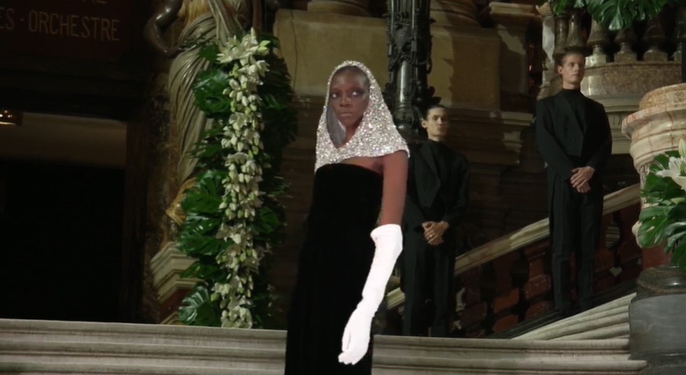 Maria Fernanda Cândido interpreta Maria Callas em desfile da semana de ...