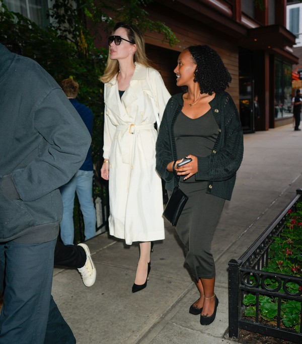 Angelina Jolie é clicada em Nova York com filhos Pax, Shiloh e Zahara