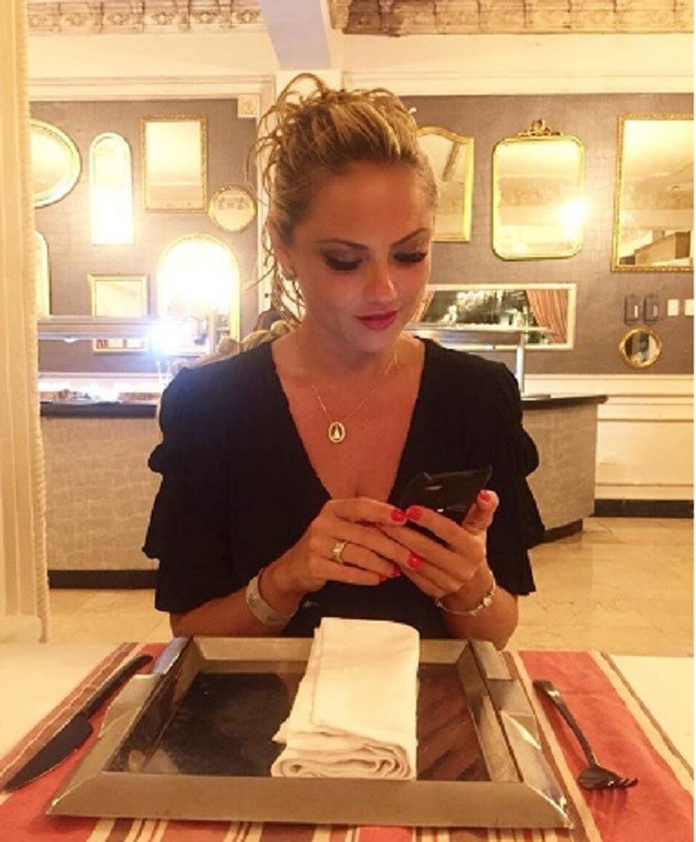 Ellen Rocche relaxa durante férias na República Dominicana