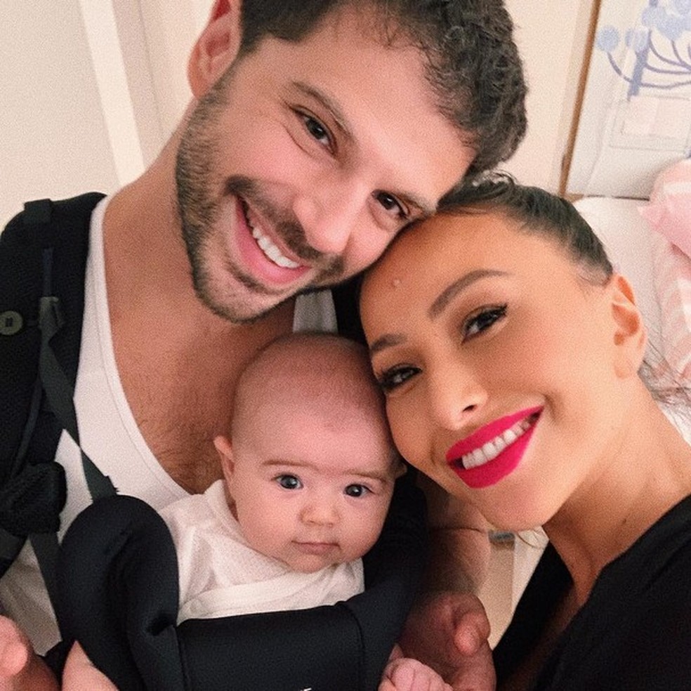 Duda Nagle encanta em clique com a família