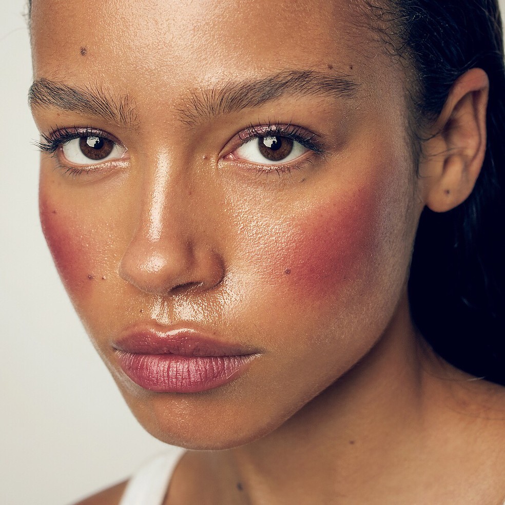 O 'boyfriend blush' é a tendência de maquiagem mais legal do TikTok que ...
