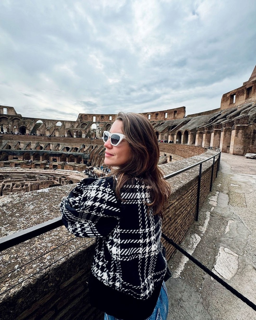 Nathalia Dill mostra visita ao Coliseu durante viagem à Roma