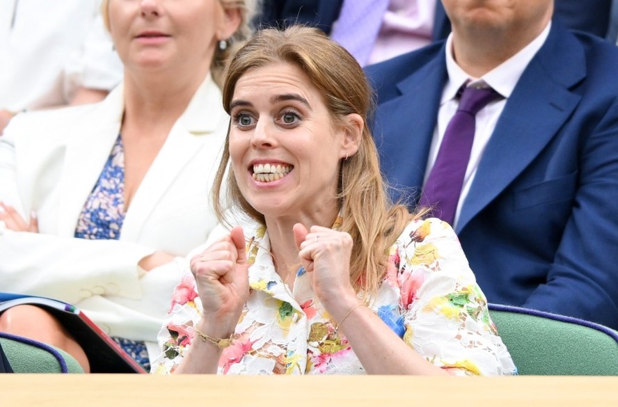 Princesa Beatrice aposta em vestido floral de R$ 18 mil em Wimbledon