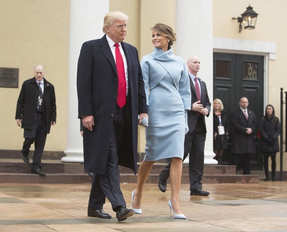 Melania Trump usa vestido-casaco da Ralph Lauren no dia da posse