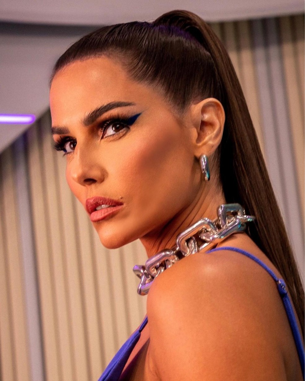 Deborah Secco aposta em vestido mini e bota branca para o 'Tá Na Copa'