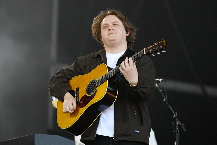 Lewis Capaldi emociona em retorno surpresa após pausa para tratamento ...