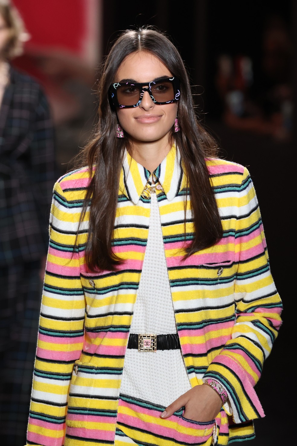 No verão 2024 da Chanel, um desses acessórios-desejo combina com o seu ...