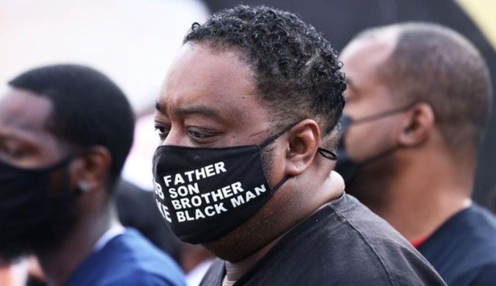 Jacob Blake deixa o hospital depois de mais de um mês