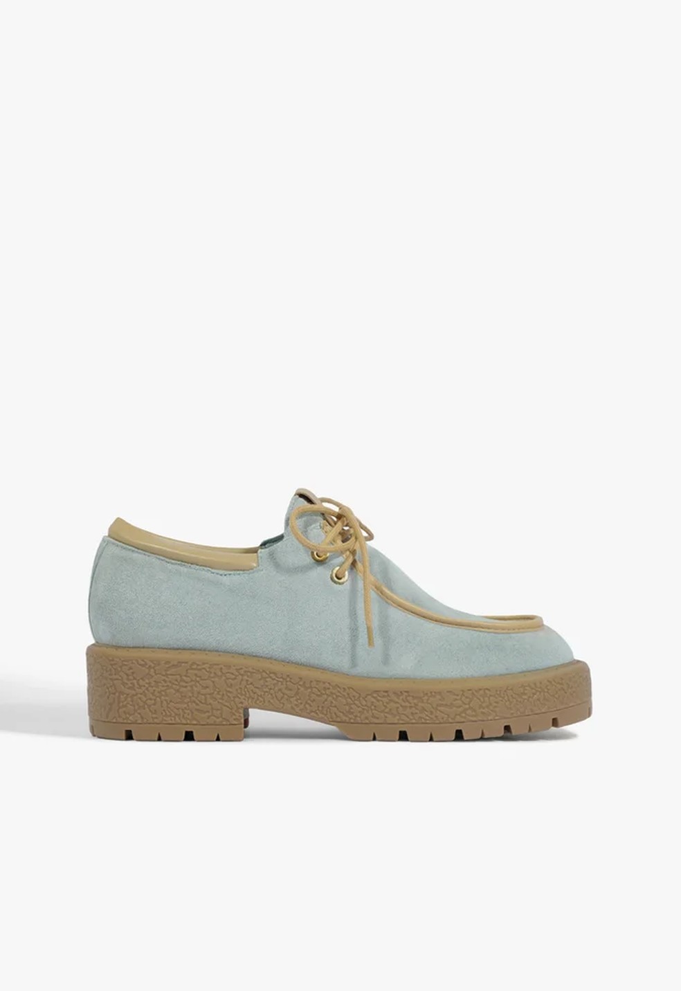 Sapatos com solas tratoradas: o contraste que deixa qualquer look cool
