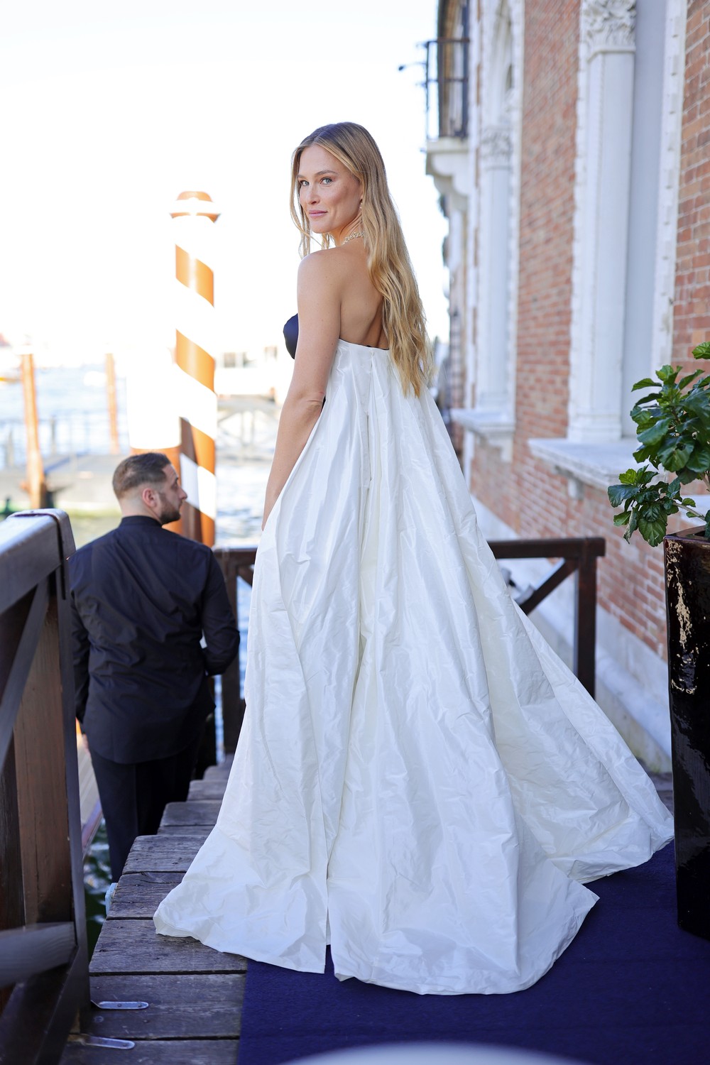 Bar Refaeli surge deslumbrante com vestido com capa no Festival de ...