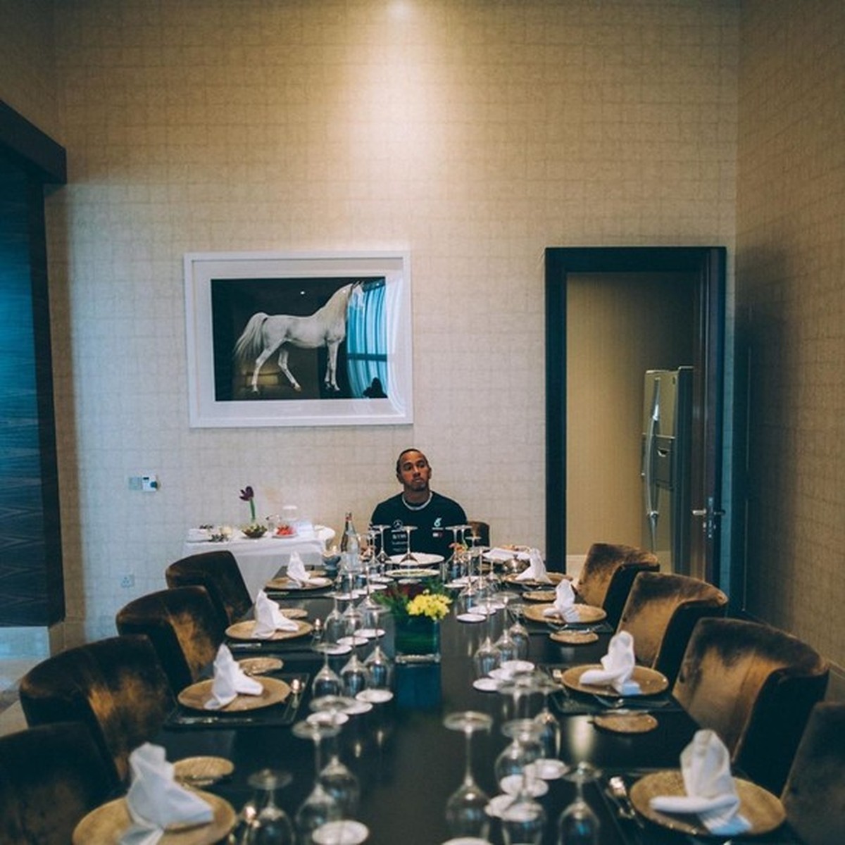 Lewis Hamilton posa solitário e manda recado: 'Isolamento'