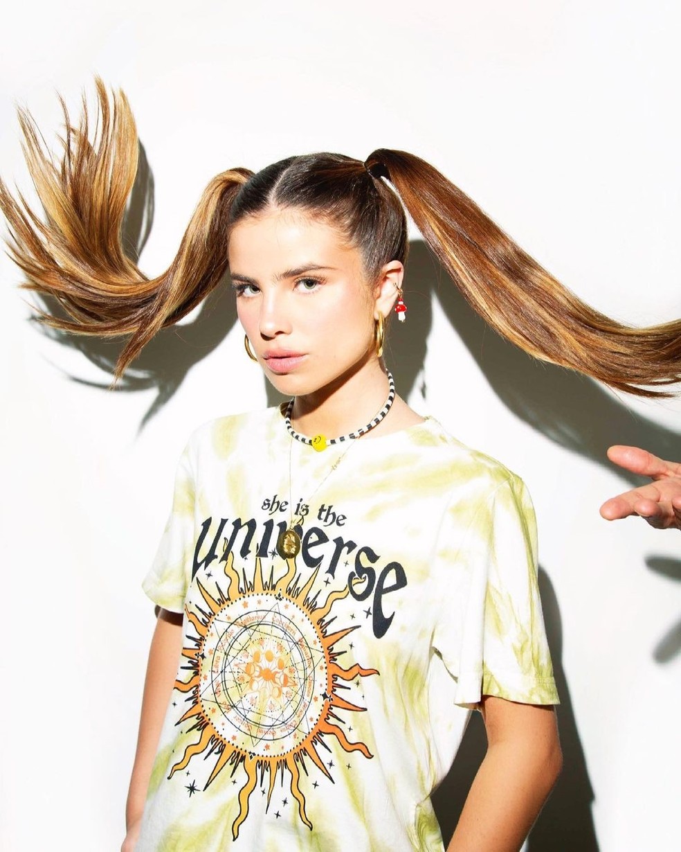 Giulia Be ganha destaque na Times Square, em Nova York