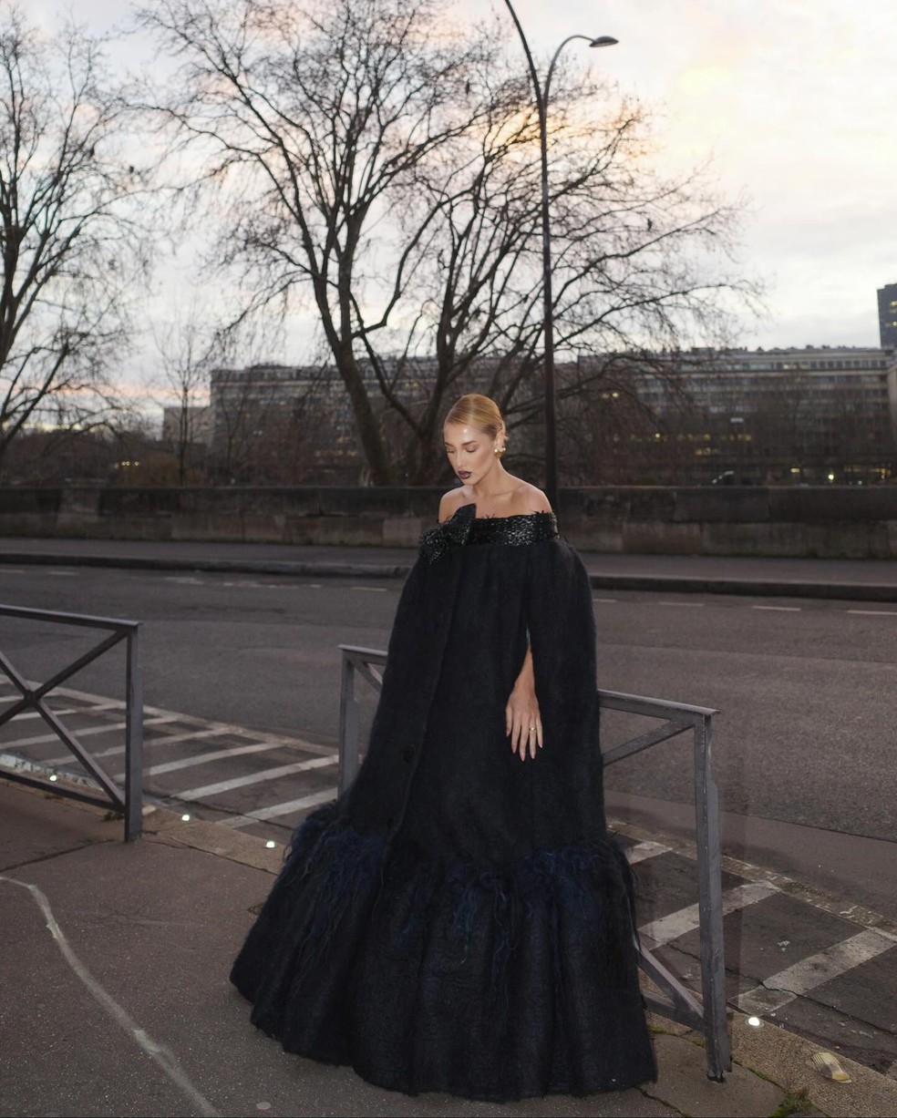 Malu Borges aposta em vestido gigante para desfile em Paris