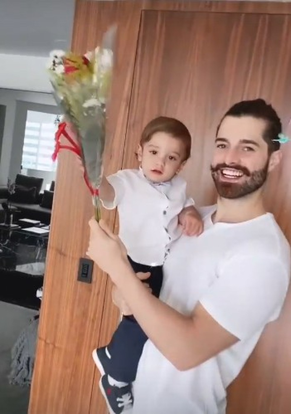 Romana Novais ganha flores de Alok e do filho Ravi