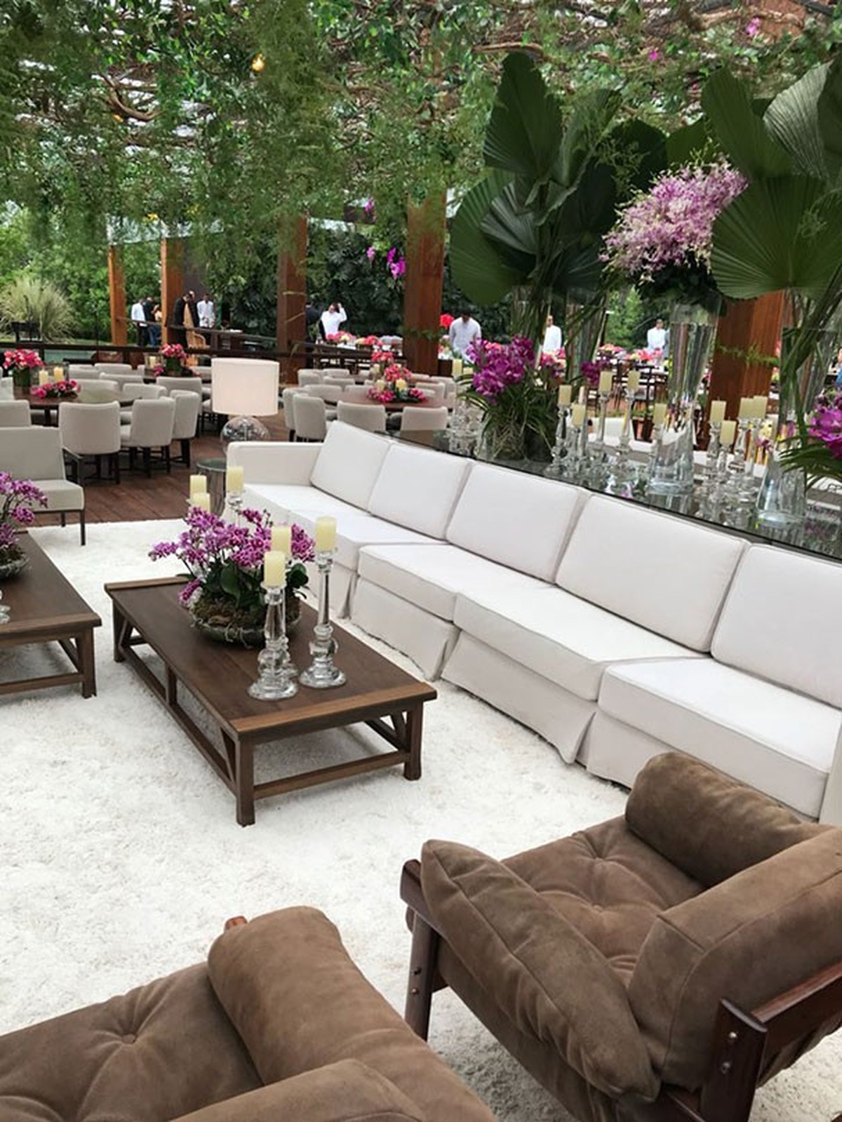 Rosa se destaca na decoração do casamento e da festa de Mari Ruy Barbosa