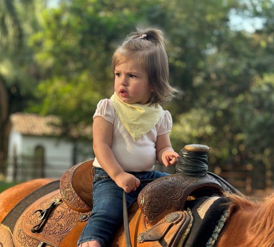 Bárbara Evans mostra Ayla montando a cavalo pela primeira vez