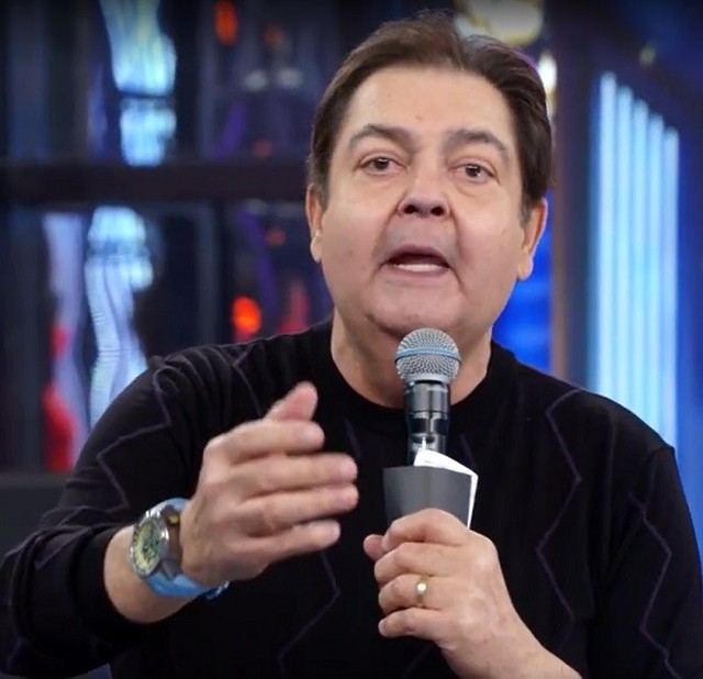 Faustão ostenta relógio de R$ 964 mil no 'Domingão'