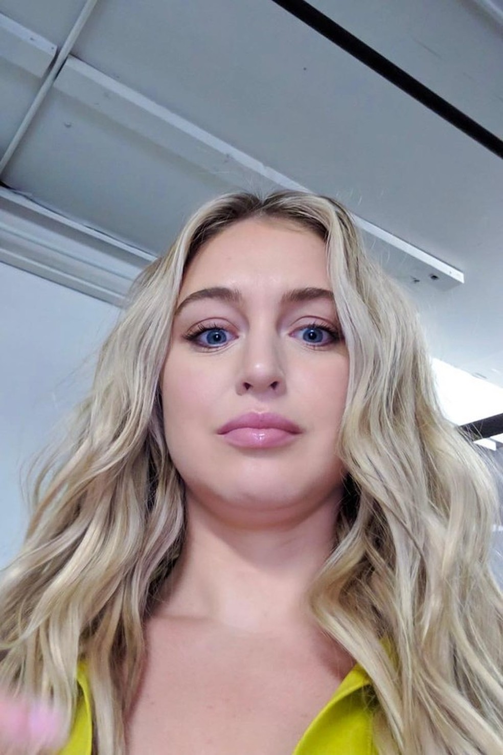 Iskra Lawrence está muito poderosa com este decotão!