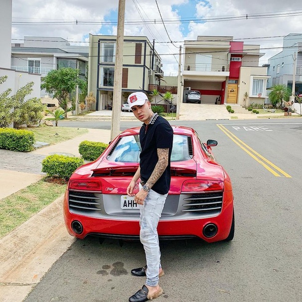 Kevinho esbanja com carro de 600 mil reais